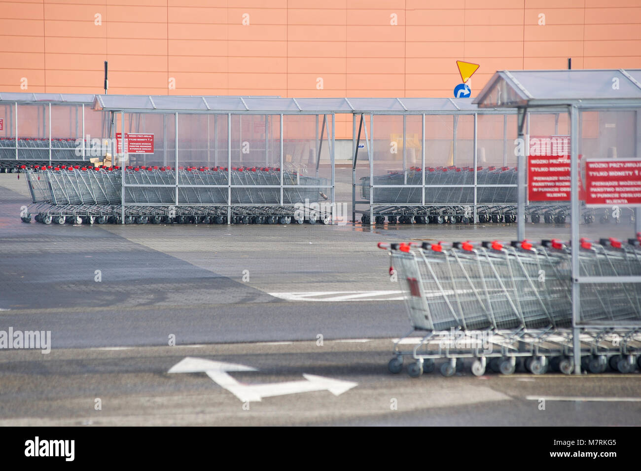 Coin operated shopping trolleys hi-res stock photography and images - Alamy
