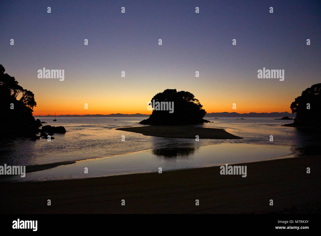 Sunrise, Mosquito Bay, Abel Tasman National Park, Nelson Region, South Island, New Zealand Stock ...