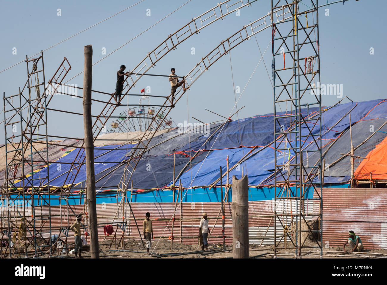 Men working on scaffolding in preparation for the Sonepur Mela, Sonepur ...