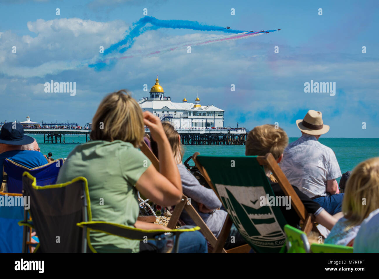 Airshow crowd hi-res stock photography and images - Alamy