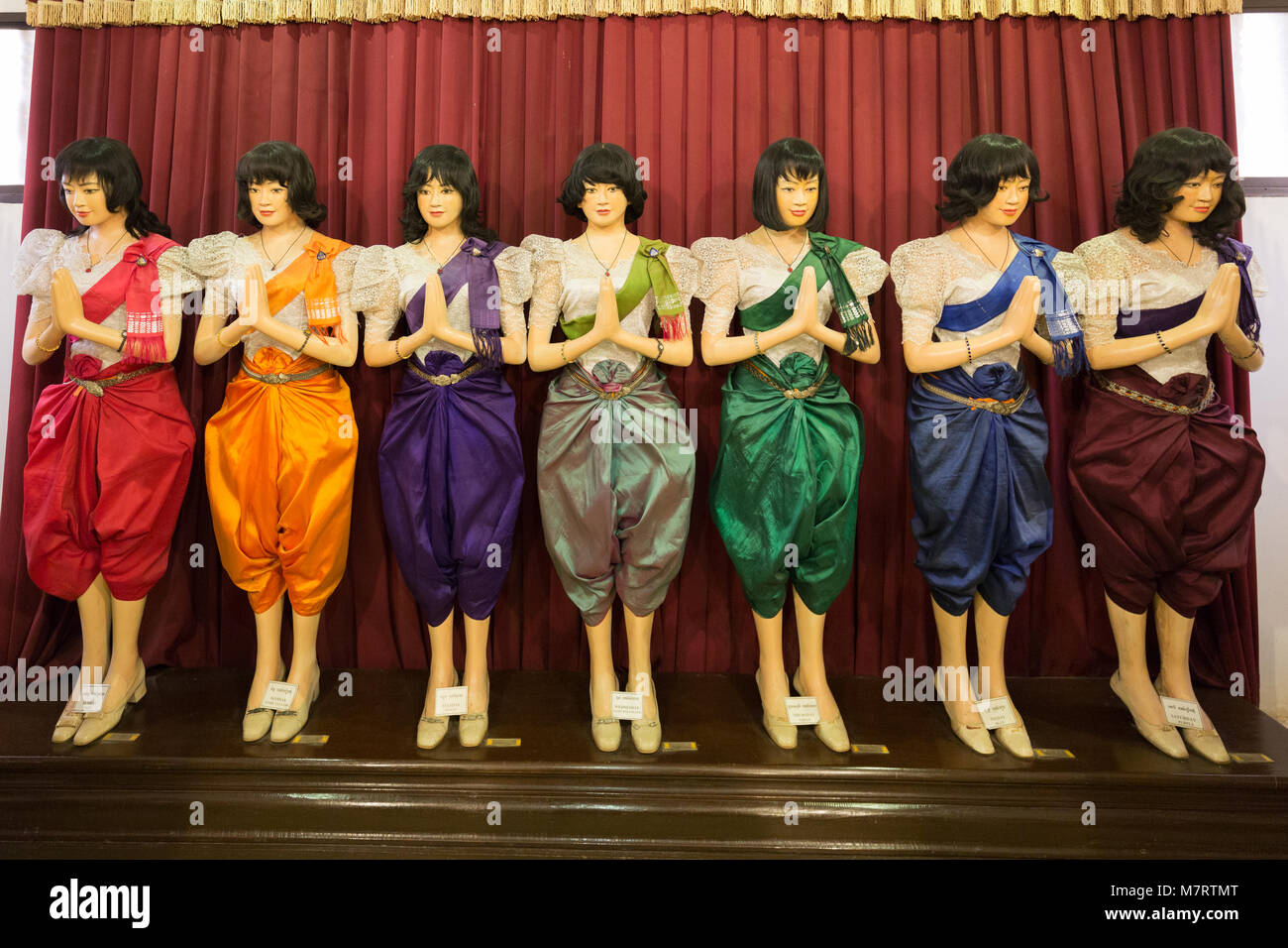 Statues of women in the Royal Palace, Phnom Penh, Cambodia ...