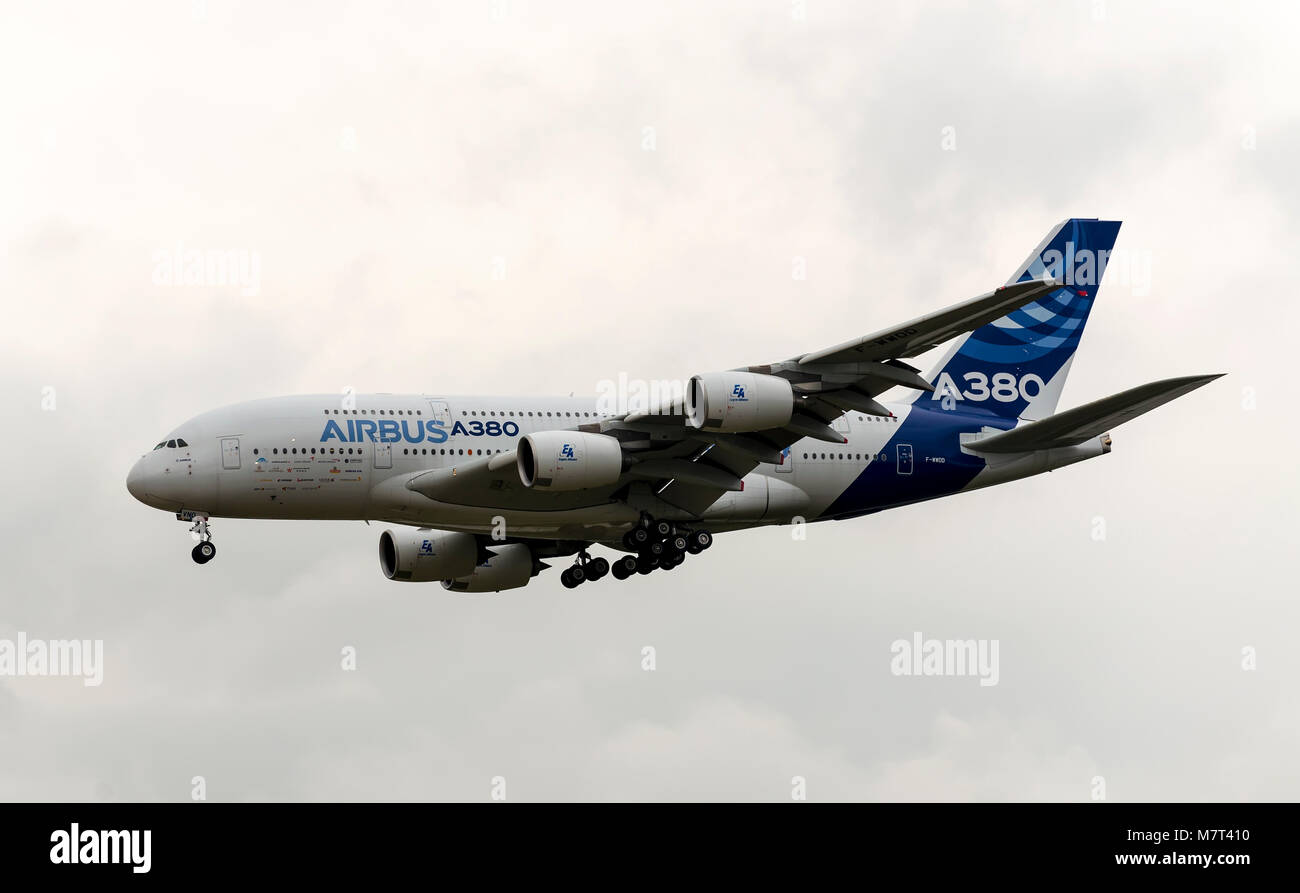 An airbus a380 airliner flight hi-res stock photography and images - Alamy