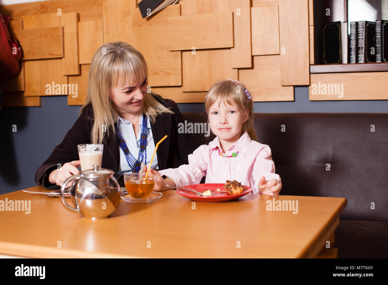Mom and daughter enjoying life in the cafe Stock Photo - Alamy