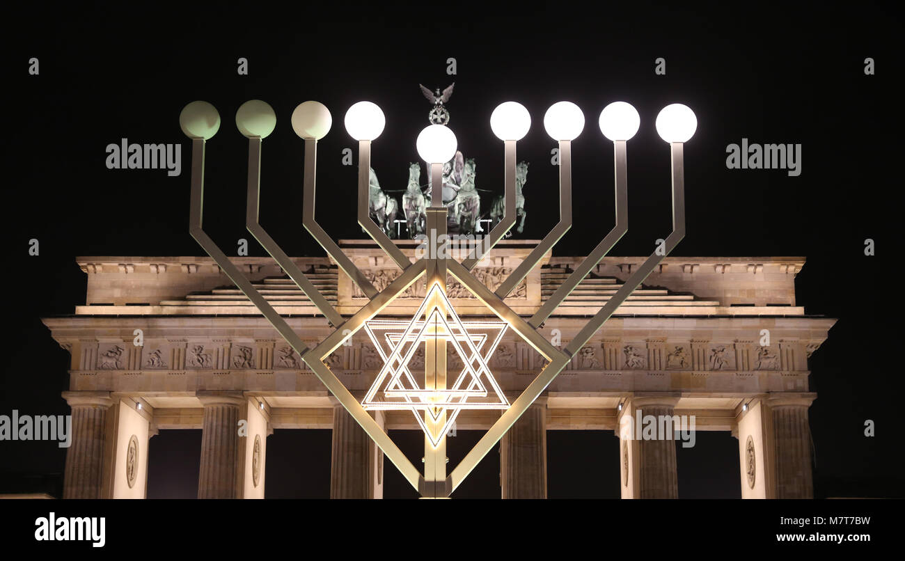 Menorah statue hi-res stock photography and images - Alamy