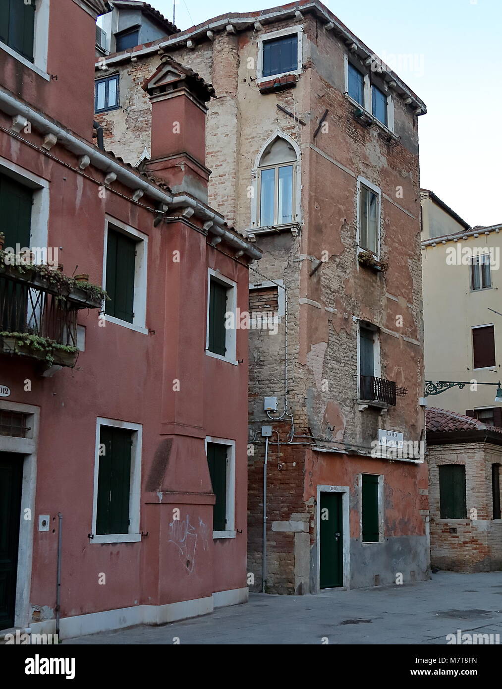 Old dilapidated buildings hi-res stock photography and images - Alamy