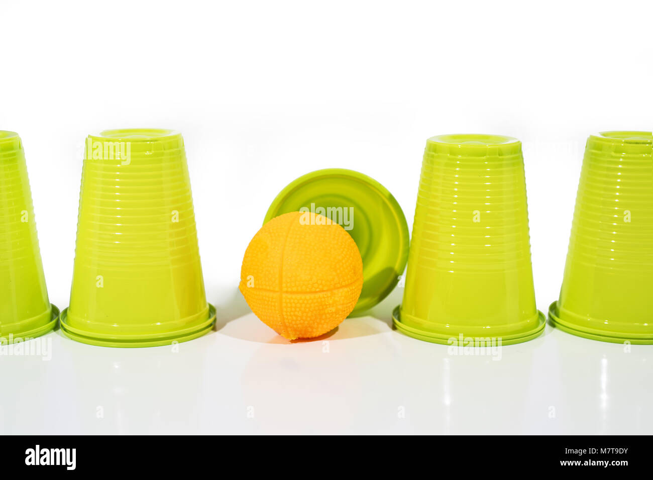 Three cups magic trick hi-res stock photography and images - Alamy