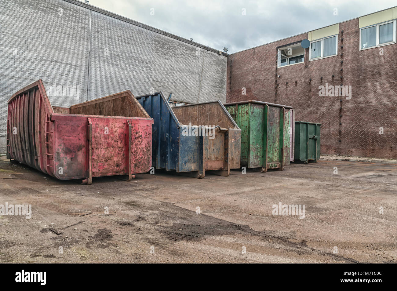 Abandoned shipping container hi-res stock photography and images - Alamy