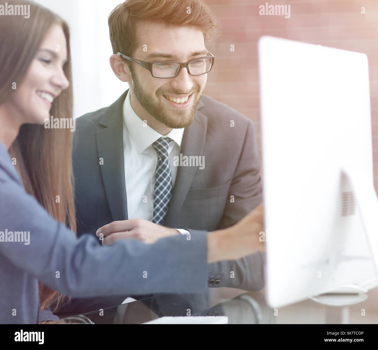 colleagues discussing information on a computer Stock Photo - Alamy