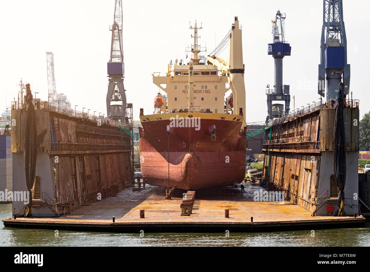 Drydock ship building hi-res stock photography and images - Alamy