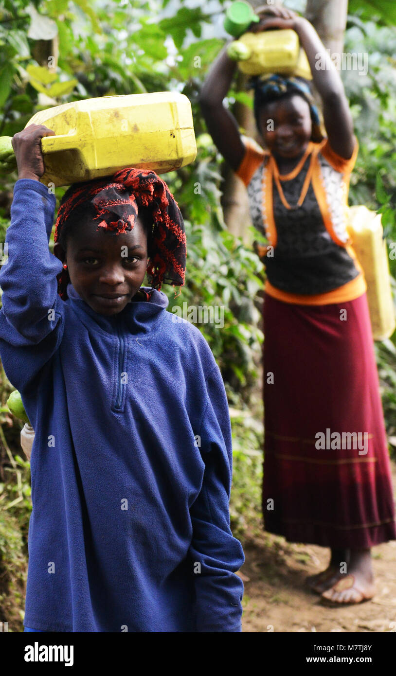 Carrying water africa hi-res stock photography and images - Alamy
