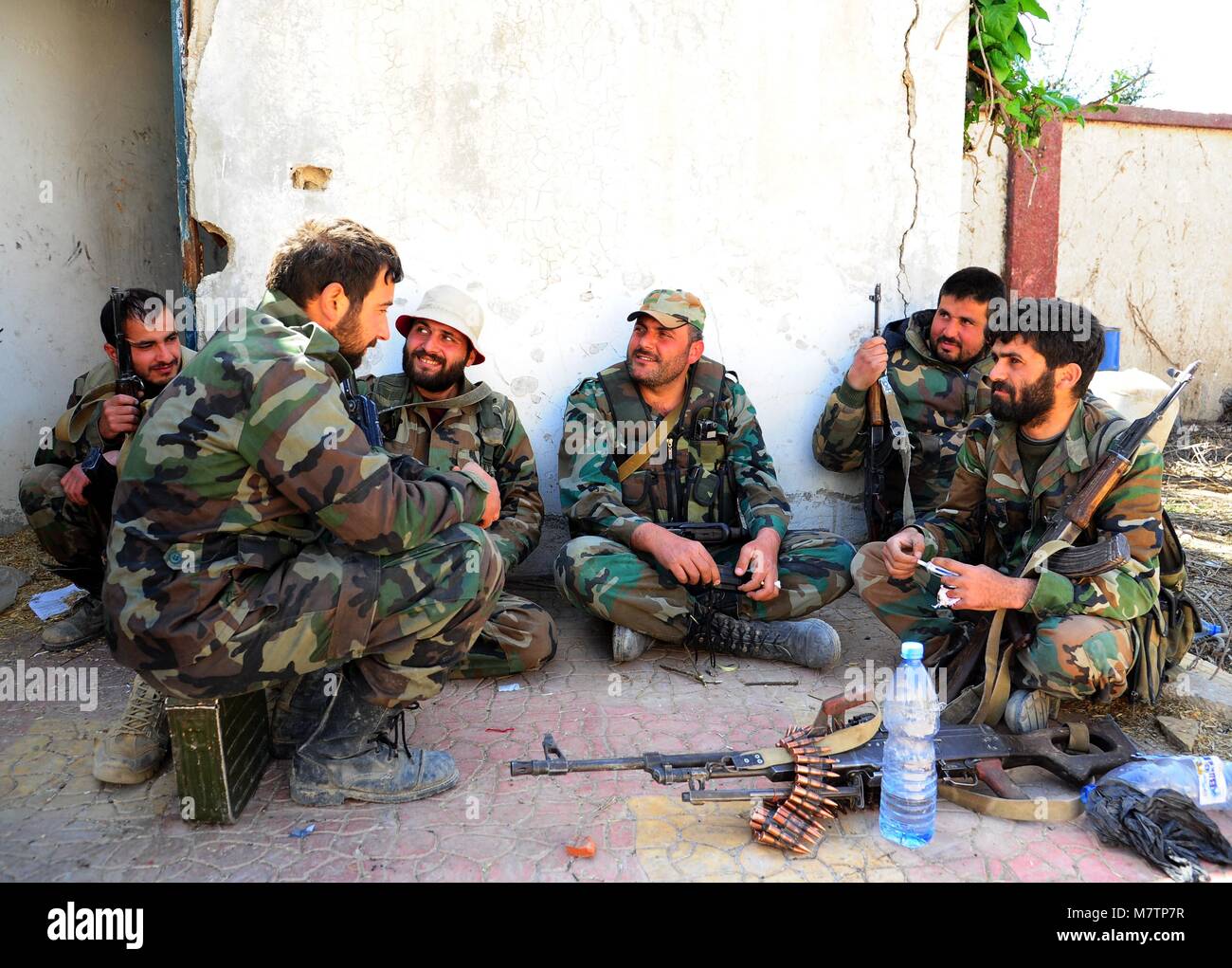(180312) -- DAMASCUS, March 12, 2018 (Xinhua) -- Syrian soldiers rest ...