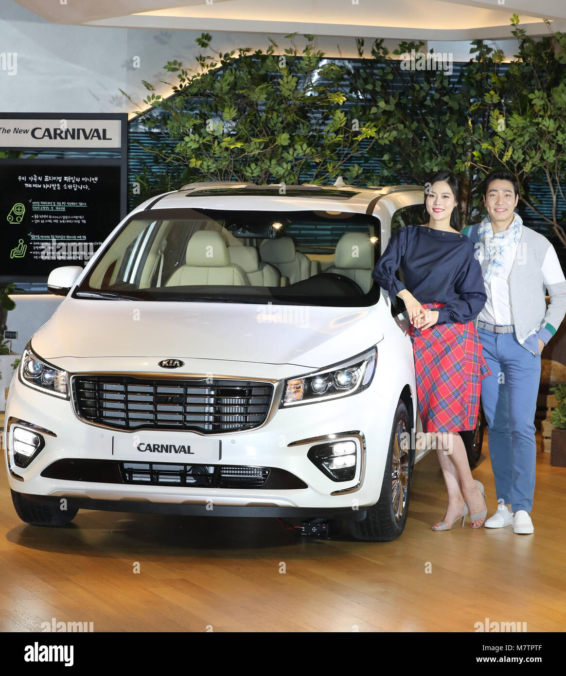 Kia's New Carnival minivan debuts Models shows off the New Carnival ...