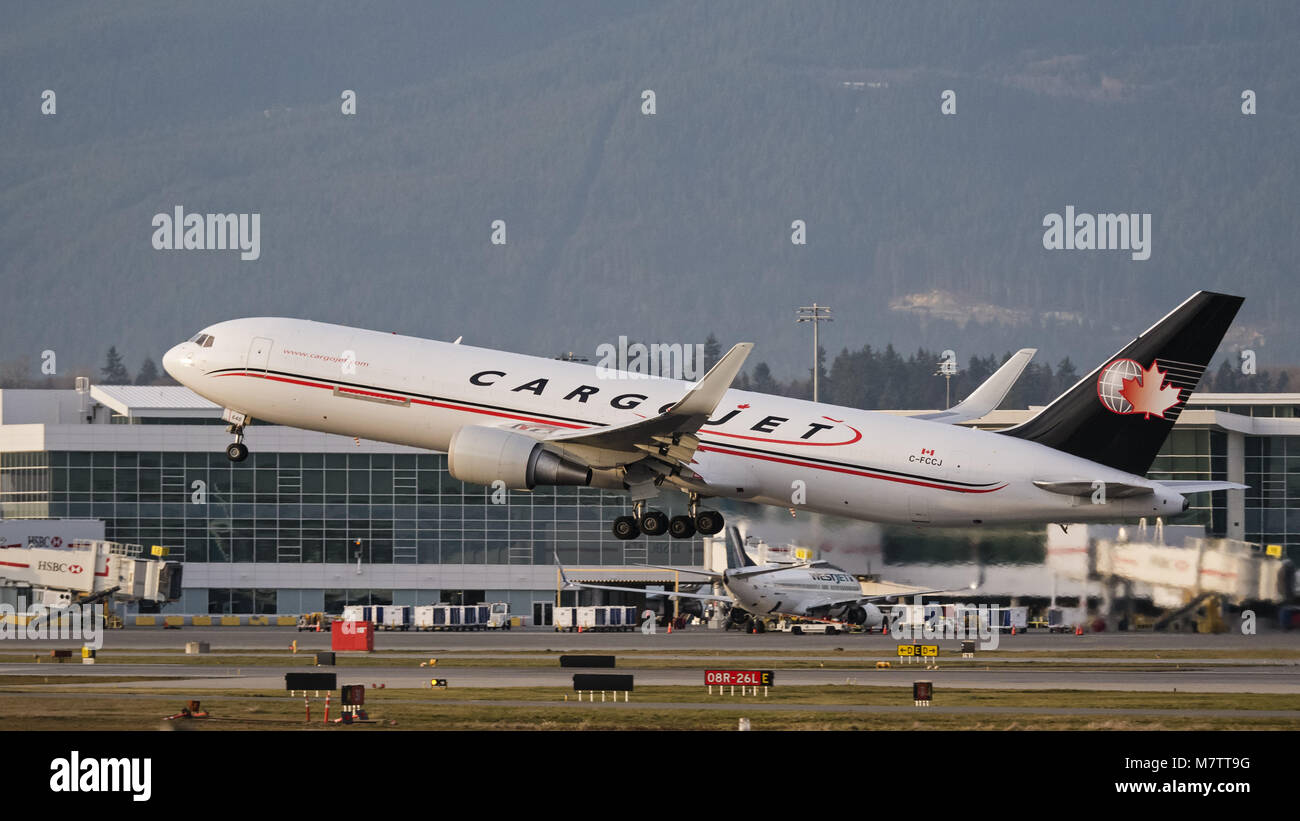 Cargojet 767 hi-res stock photography and images - Alamy