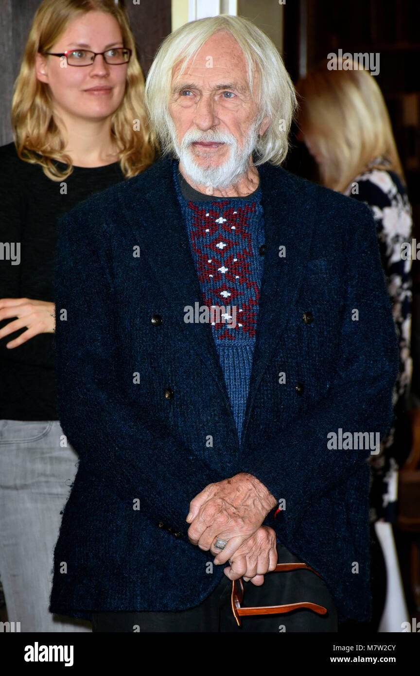 Pierre Richard attends the 'La ch'tite famille' photocall at Hotel ...