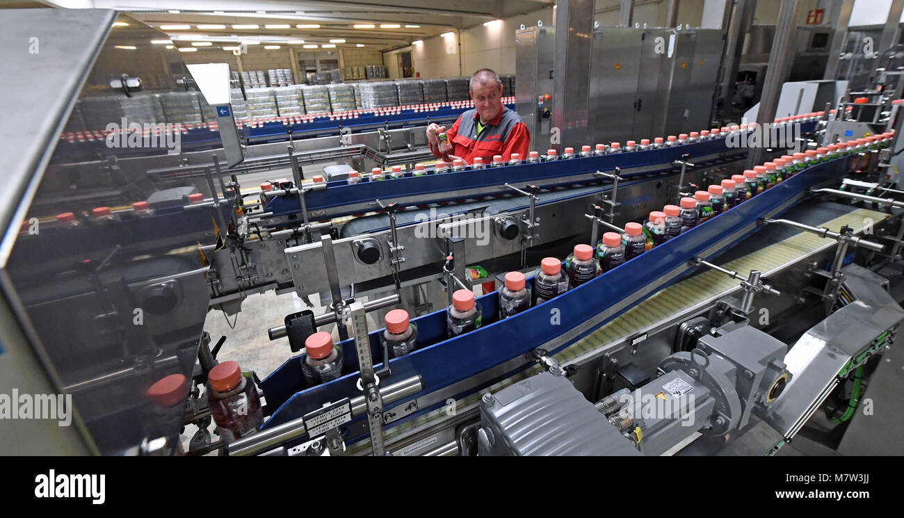 Coca cola factory bottles hi-res stock photography and images - Alamy
