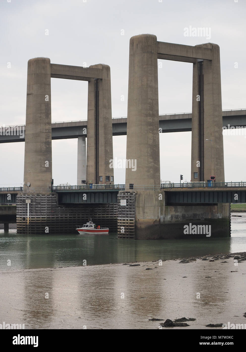 Isle of Sheppey, Kent, UK. 13th March, 2018. Divers inspect the ...