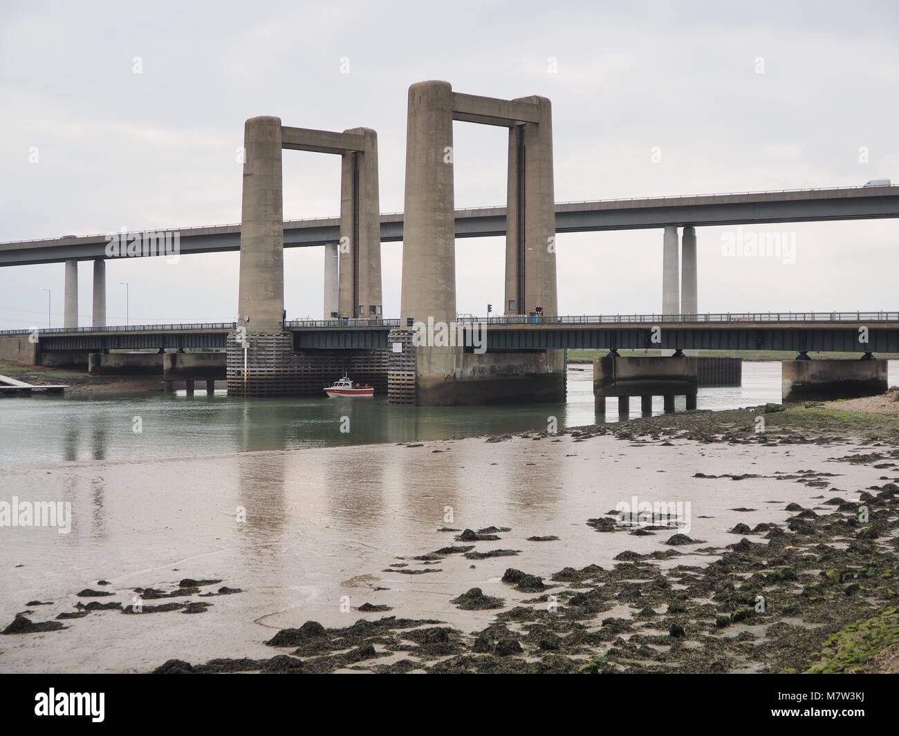Isle of Sheppey, Kent, UK. 13th March, 2018. Divers inspect the ...