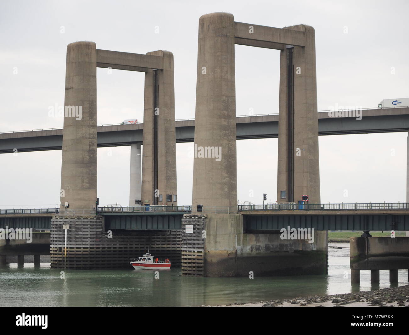 Isle of Sheppey, Kent, UK. 13th March, 2018. Divers inspect the ...