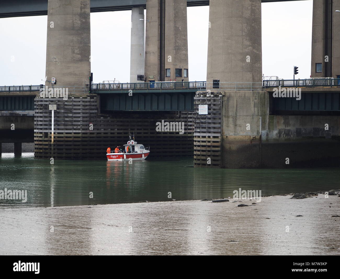 Swale, Isle of Sheppey, Kent, UK. 13th March, 2018. Divers inspect the ...