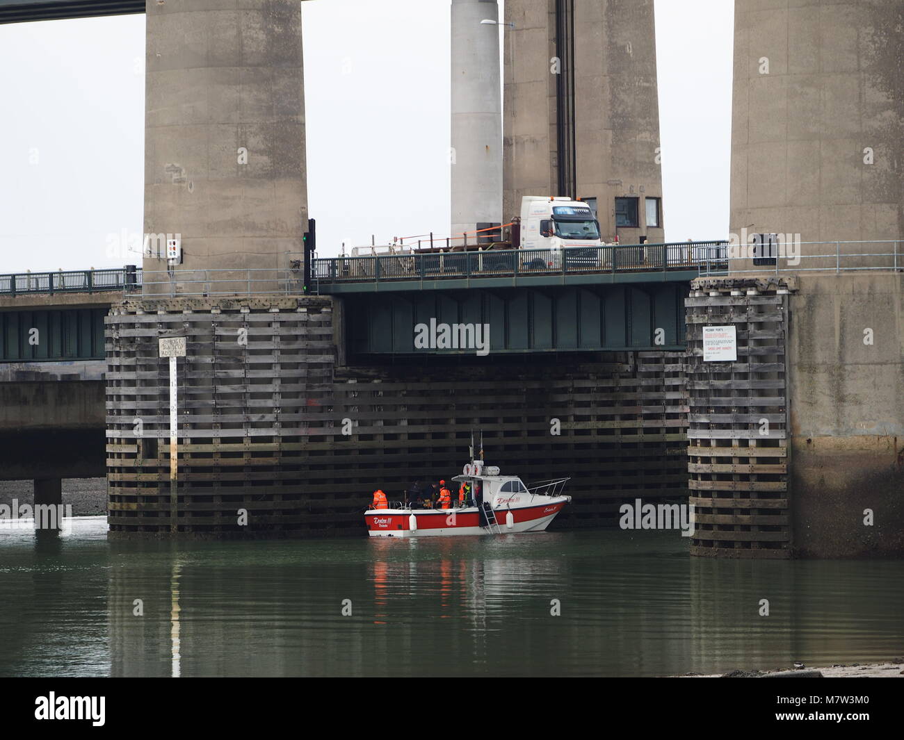Isle of Sheppey, Kent, UK. 13th March, 2018. Divers inspect the ...