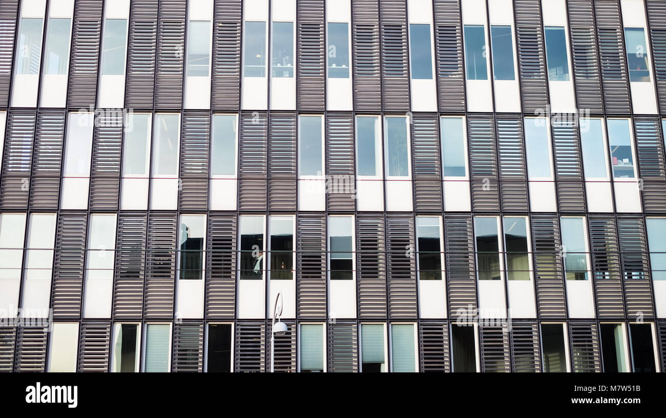 Reflecting white blue windows hi-res stock photography and images - Alamy