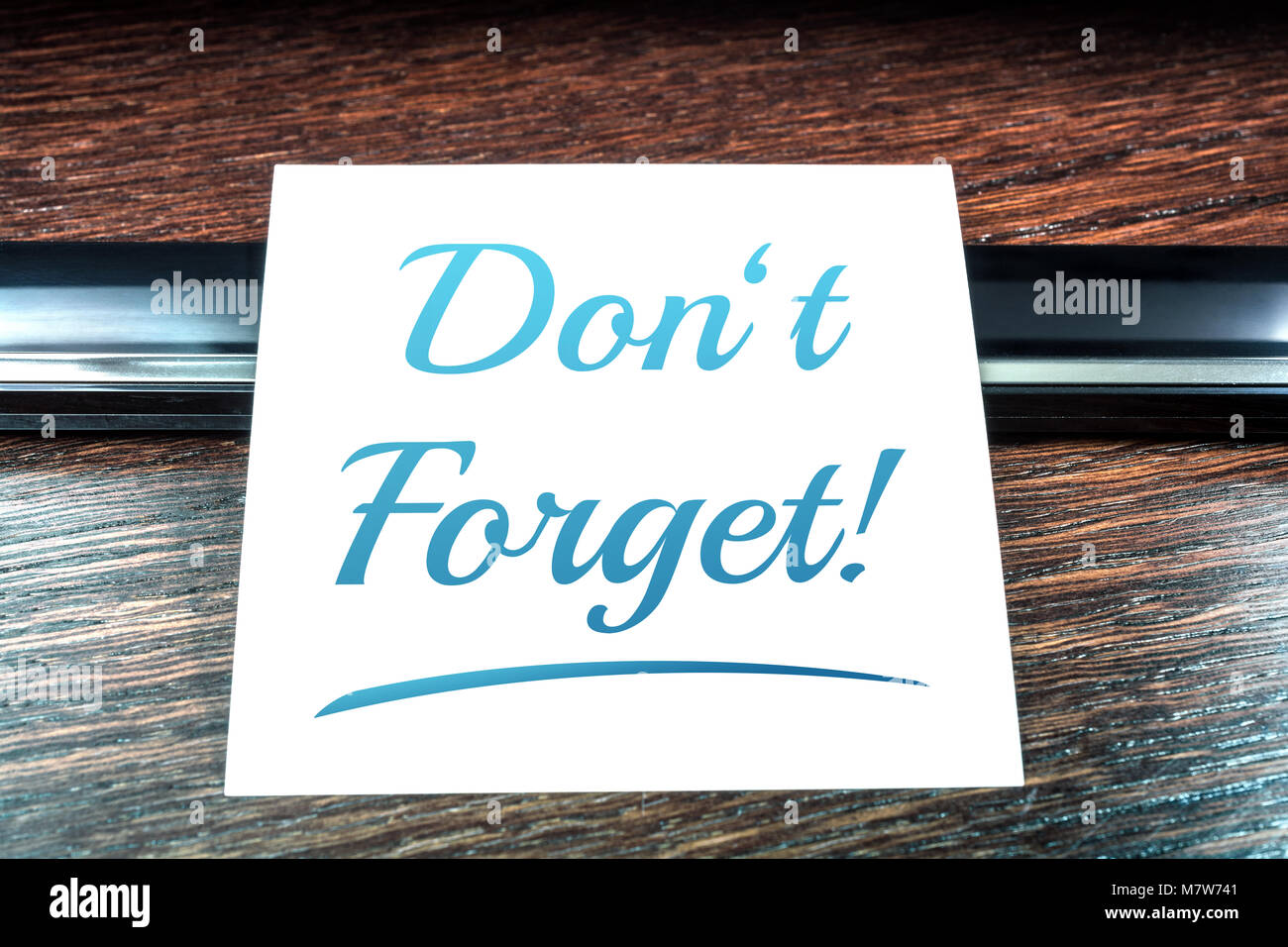 Dont forget reminder message on post it note hi-res stock photography ...