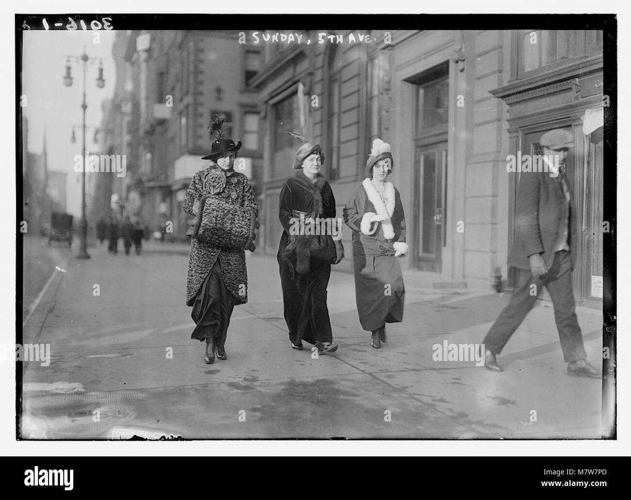 Sunday, 5th Ave. LCCN2014695682 Stock Photo - Alamy