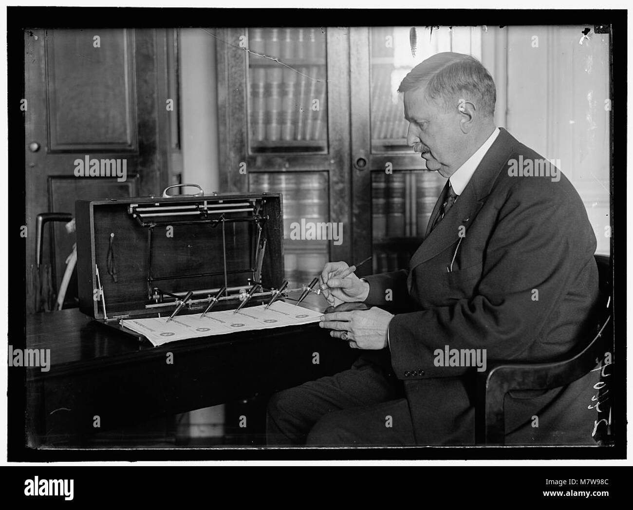 Check signing machine hi-res stock photography and images - Alamy