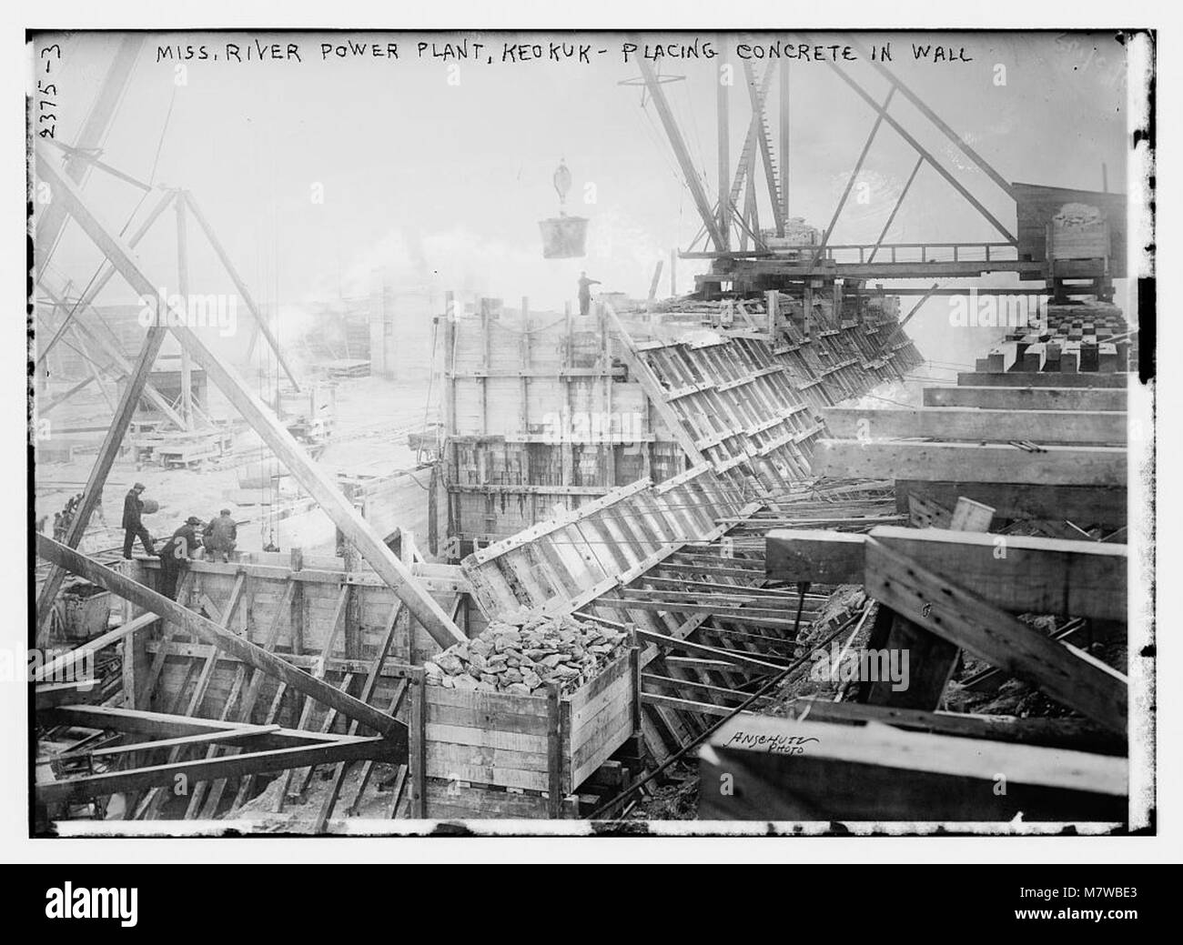 Construction placing Black and White Stock Photos & Images - Alamy