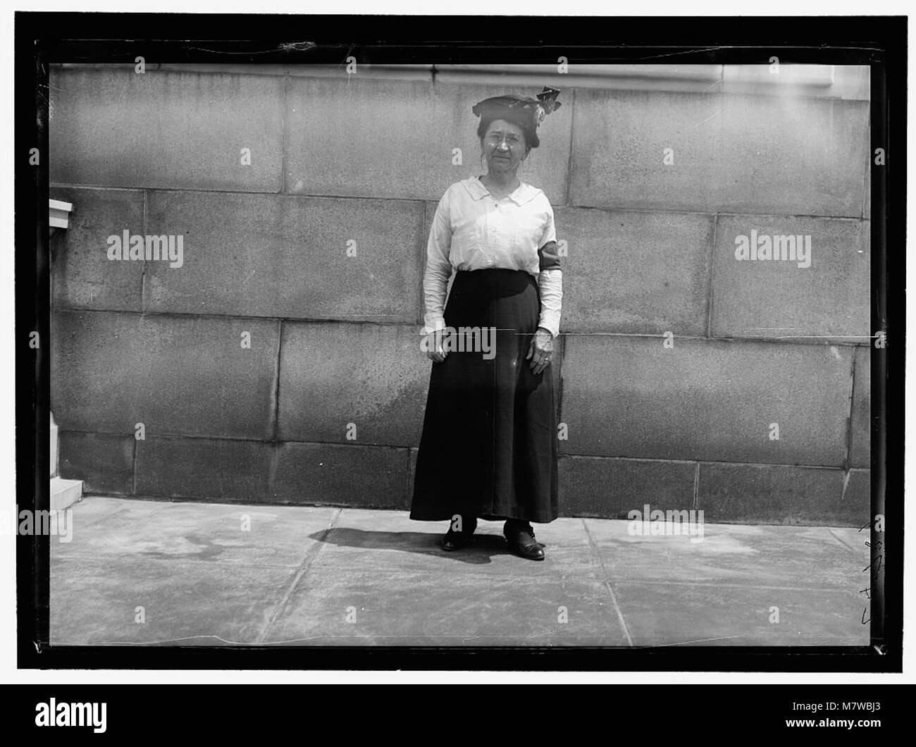 Women working in munitions factories during World War I, contributing ...