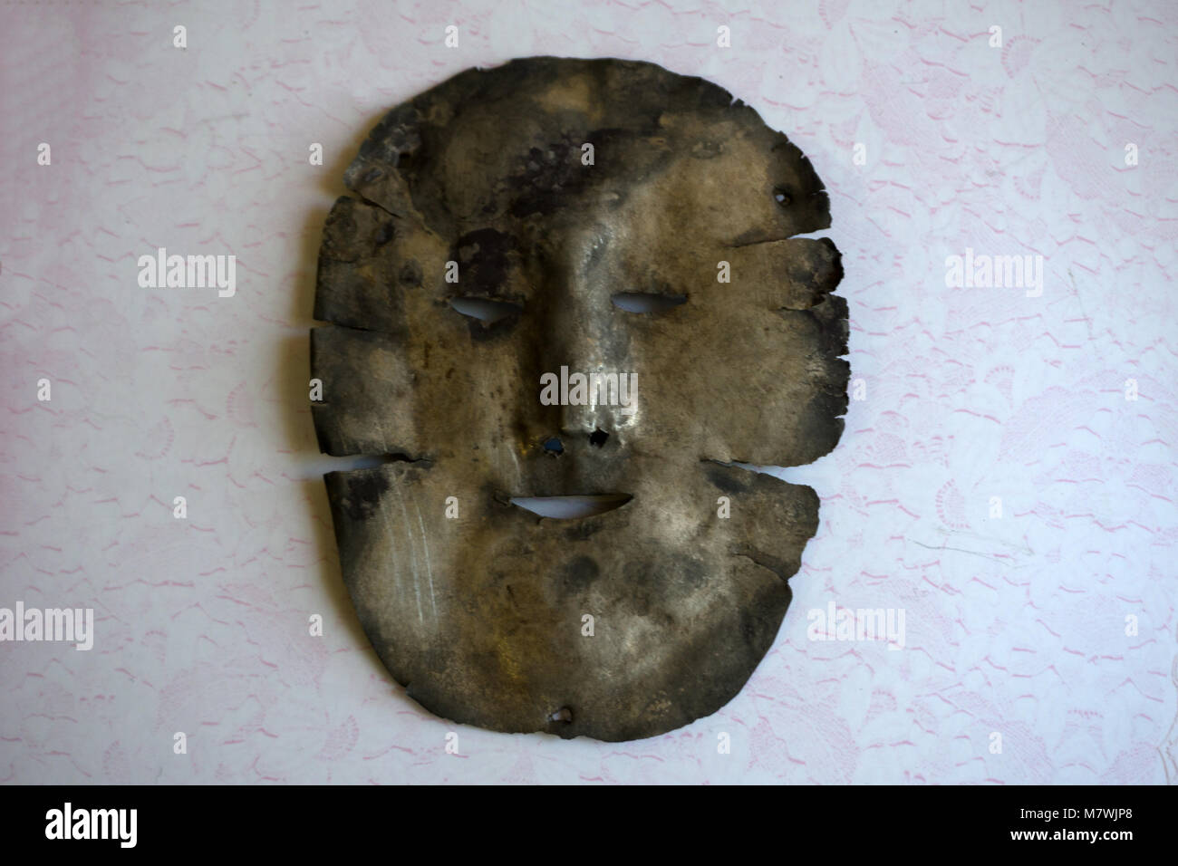 Ancient mask totem idol hi-res stock photography and images - Alamy