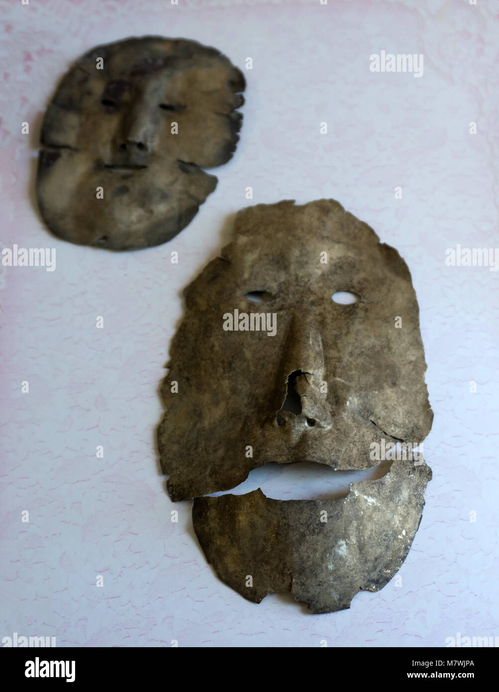 Old african masks hi-res stock photography and images - Alamy