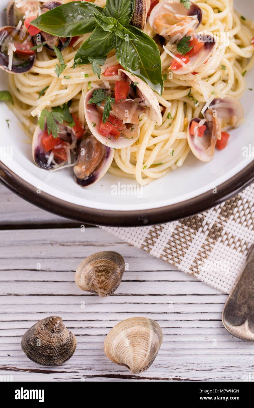 spaghetti vongole, spaghetti with clams and chilli Stock Photo - Alamy