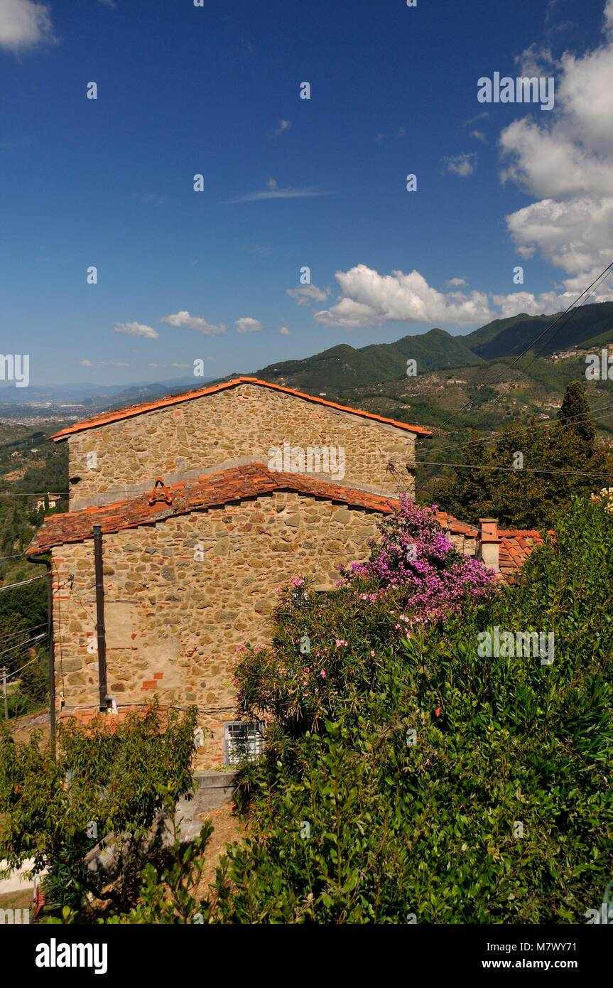 Italian stone house Stock Photo - Alamy