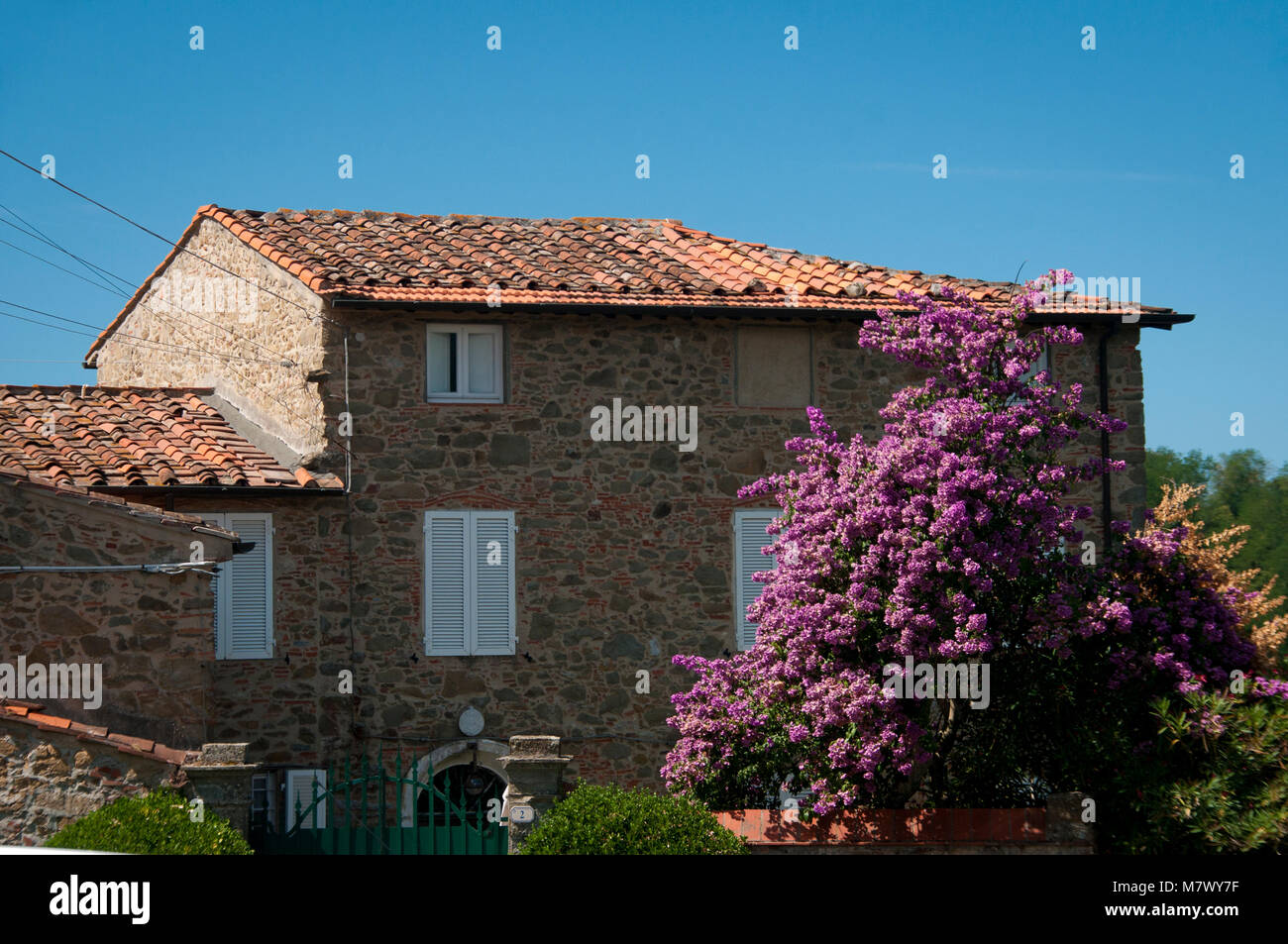 Front italian stone house hi-res stock photography and images - Alamy
