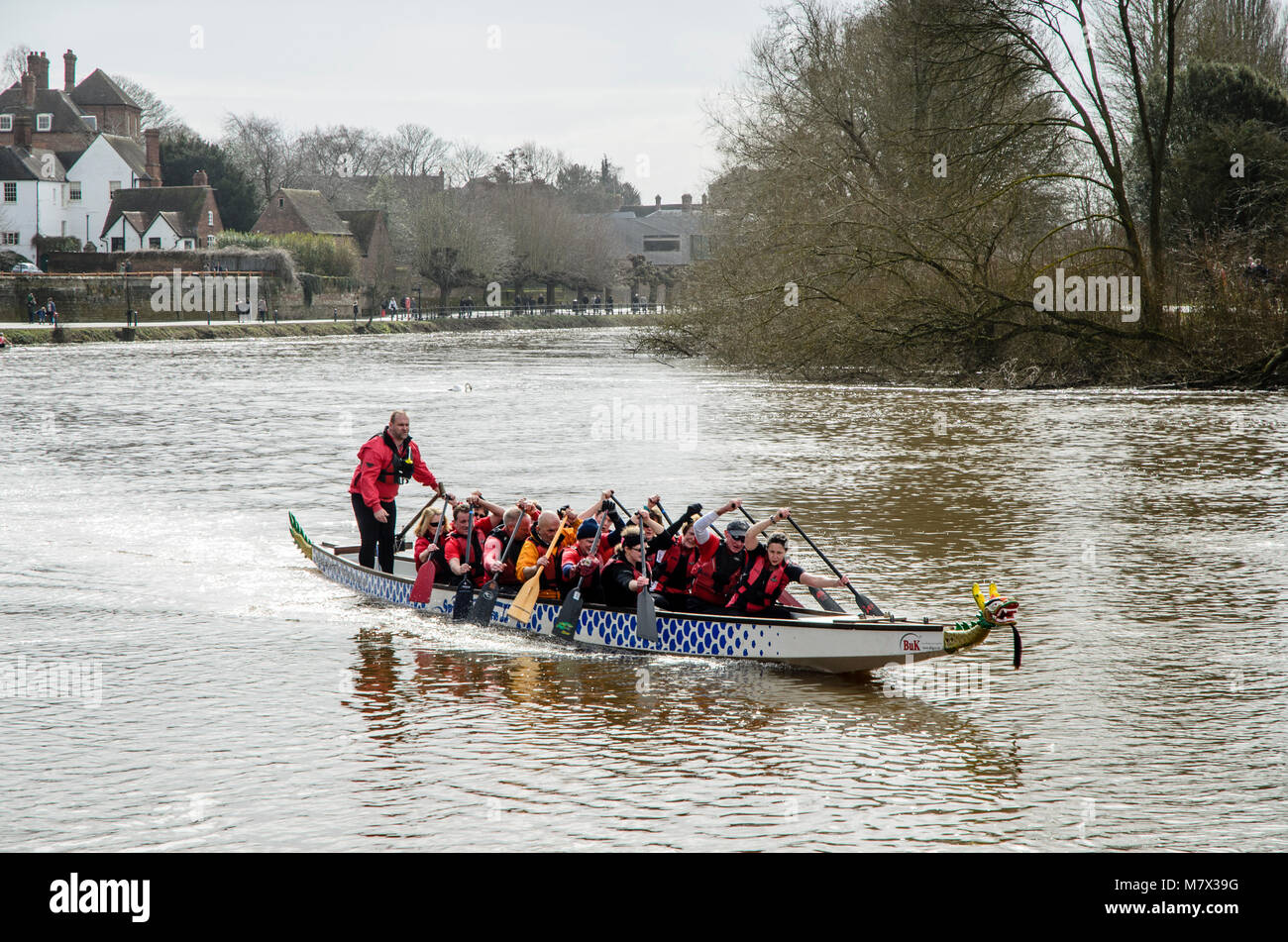 Dragon boat rowing team hi-res stock photography and images - Alamy