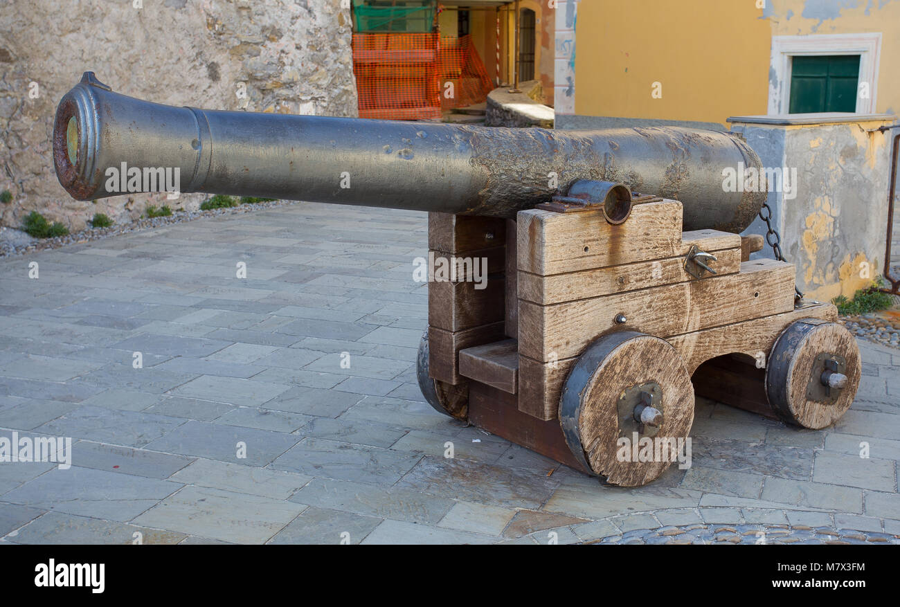 Ancient gun hi-res stock photography and images - Alamy