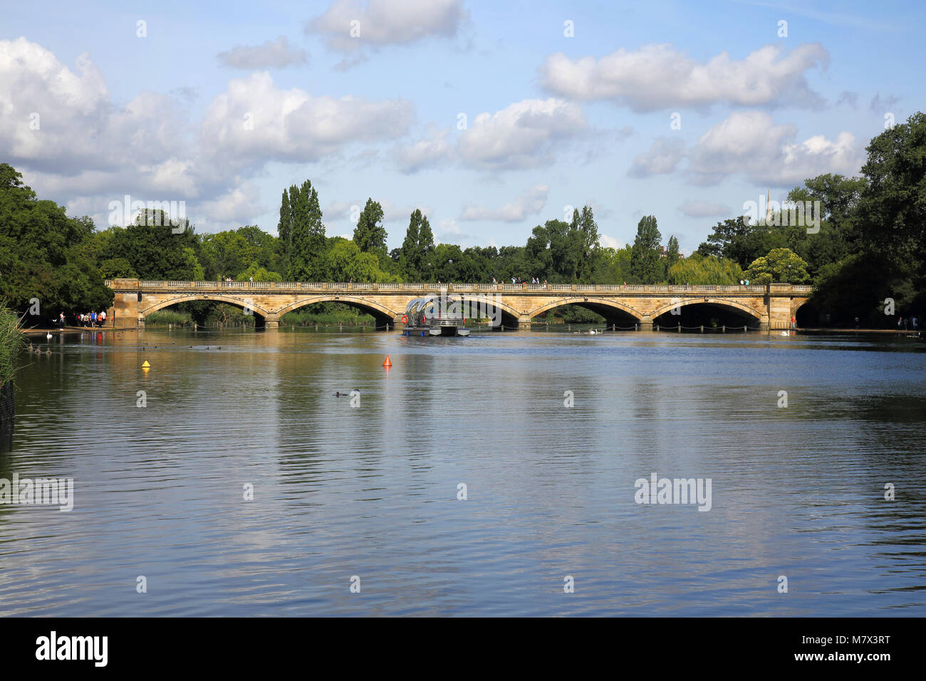bridge over the serpentine in hyde park london Stock Photo - Alamy