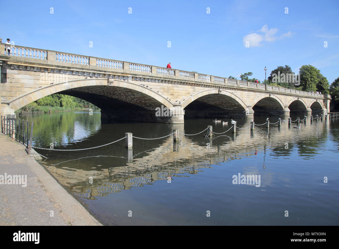 bridge over the serpentine in hyde park london Stock Photo - Alamy