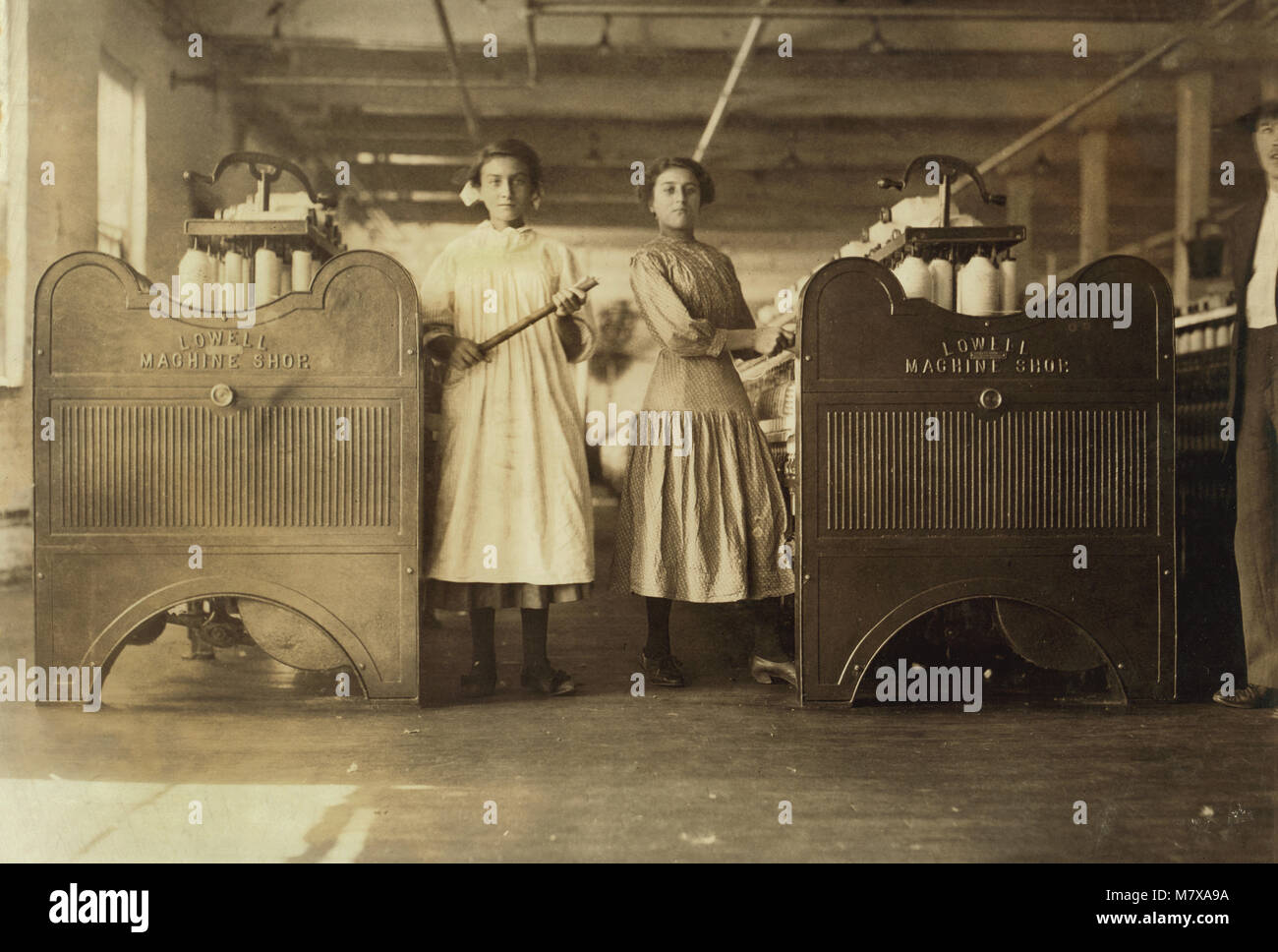 Children working textile factory hi-res stock photography and images ...