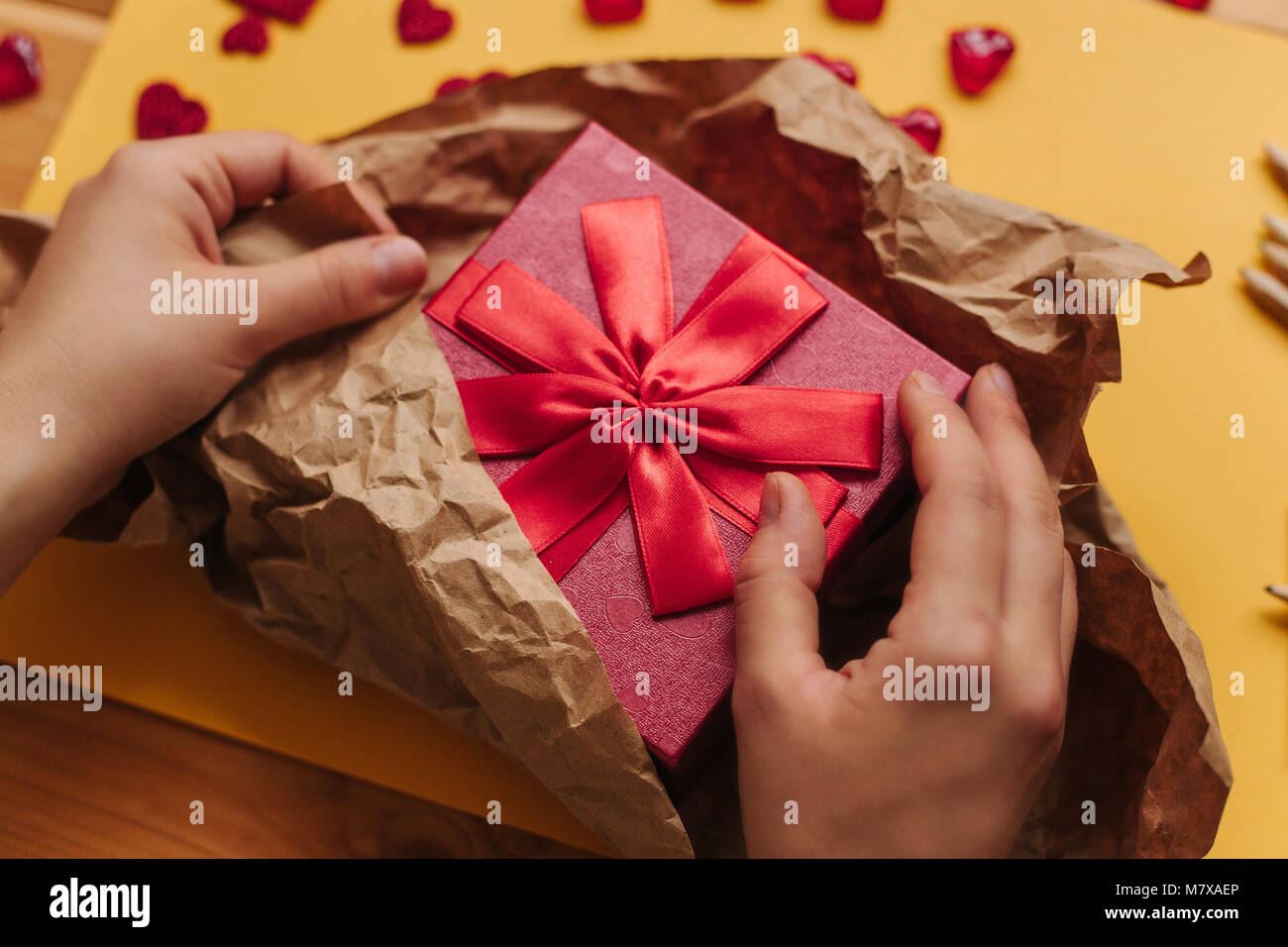Packs a gift hi-res stock photography and images - Alamy