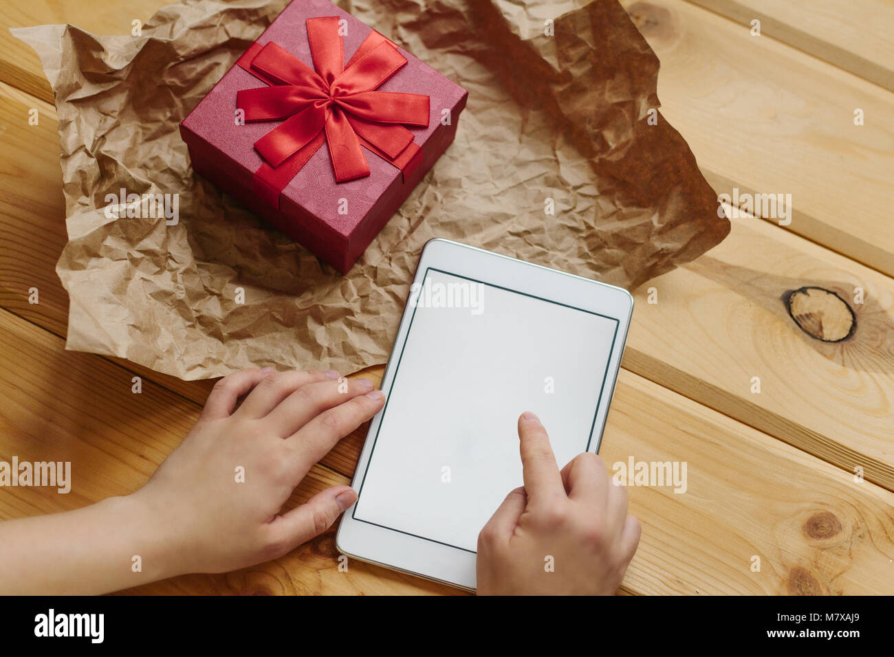 The girl received a gift and dials a message with words of gratitude ...
