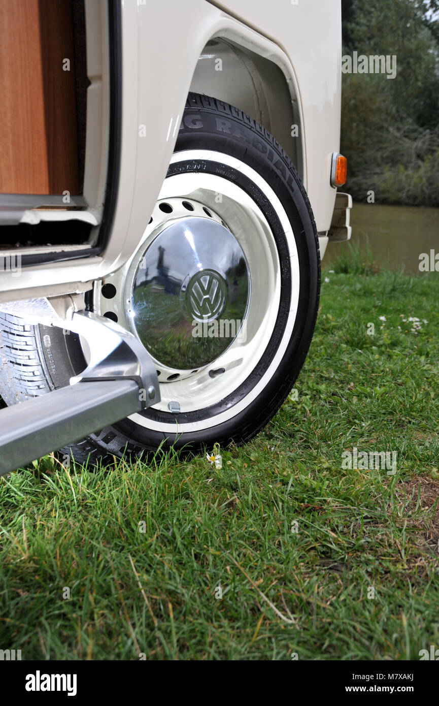 1979 Volkswagen Bay Window camper van with pop up top Stock Photo - Alamy