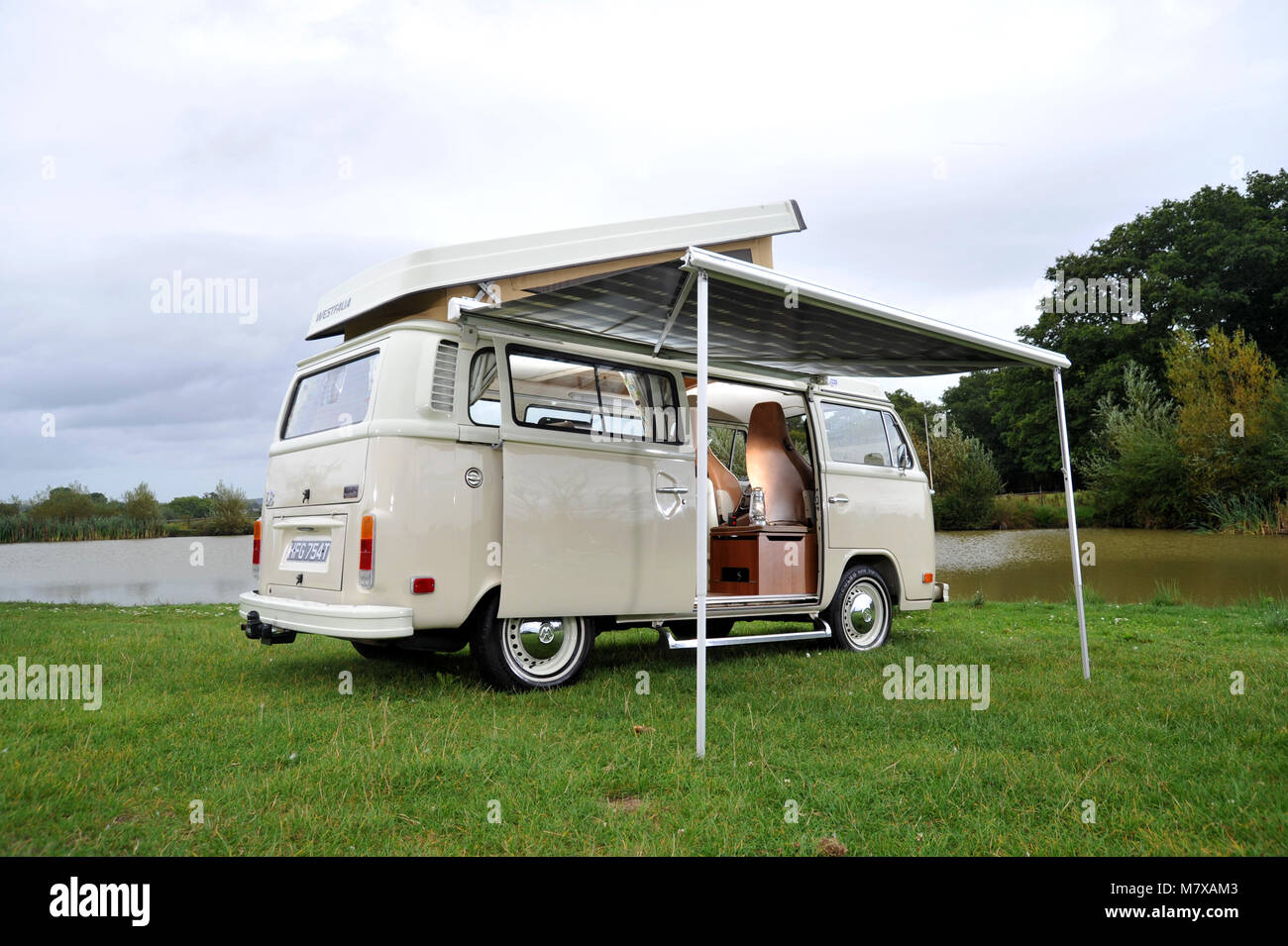1979 Volkswagen Bay Window camper van with pop up top Stock Photo - Alamy