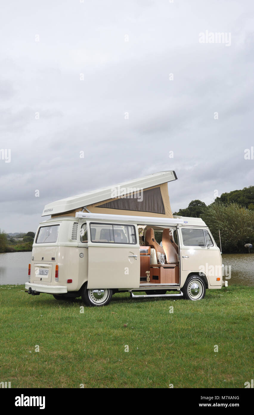 1979 Volkswagen Bay Window camper van with pop up top Stock Photo - Alamy