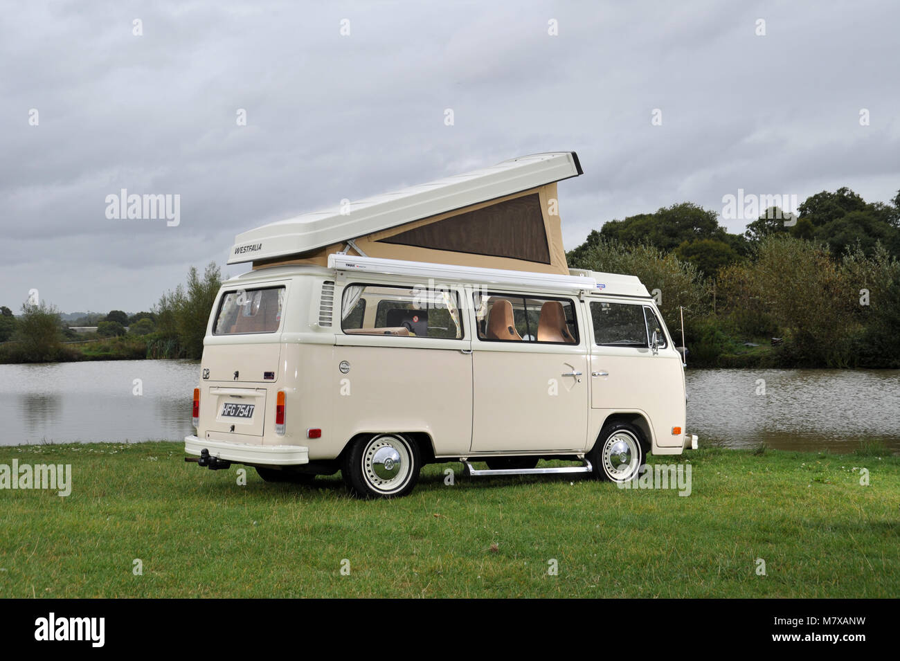 1979 Volkswagen Bay Window camper van with pop up top Stock Photo - Alamy