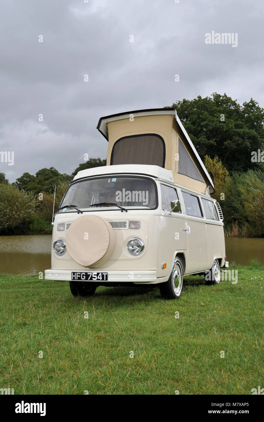 1979 Volkswagen Bay Window camper van with pop up top Stock Photo - Alamy