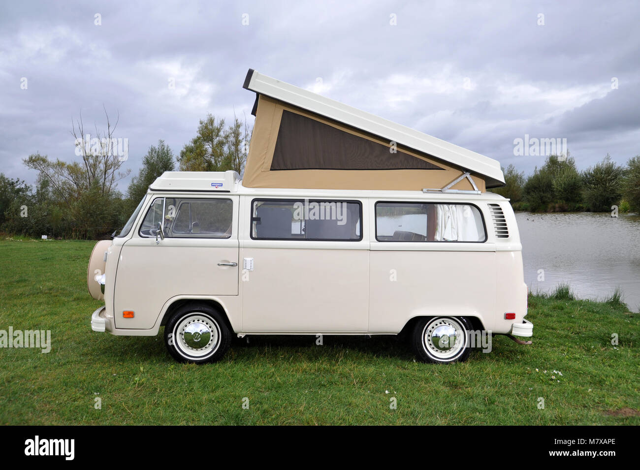 1979 Volkswagen Bay Window camper van with pop up top Stock Photo - Alamy