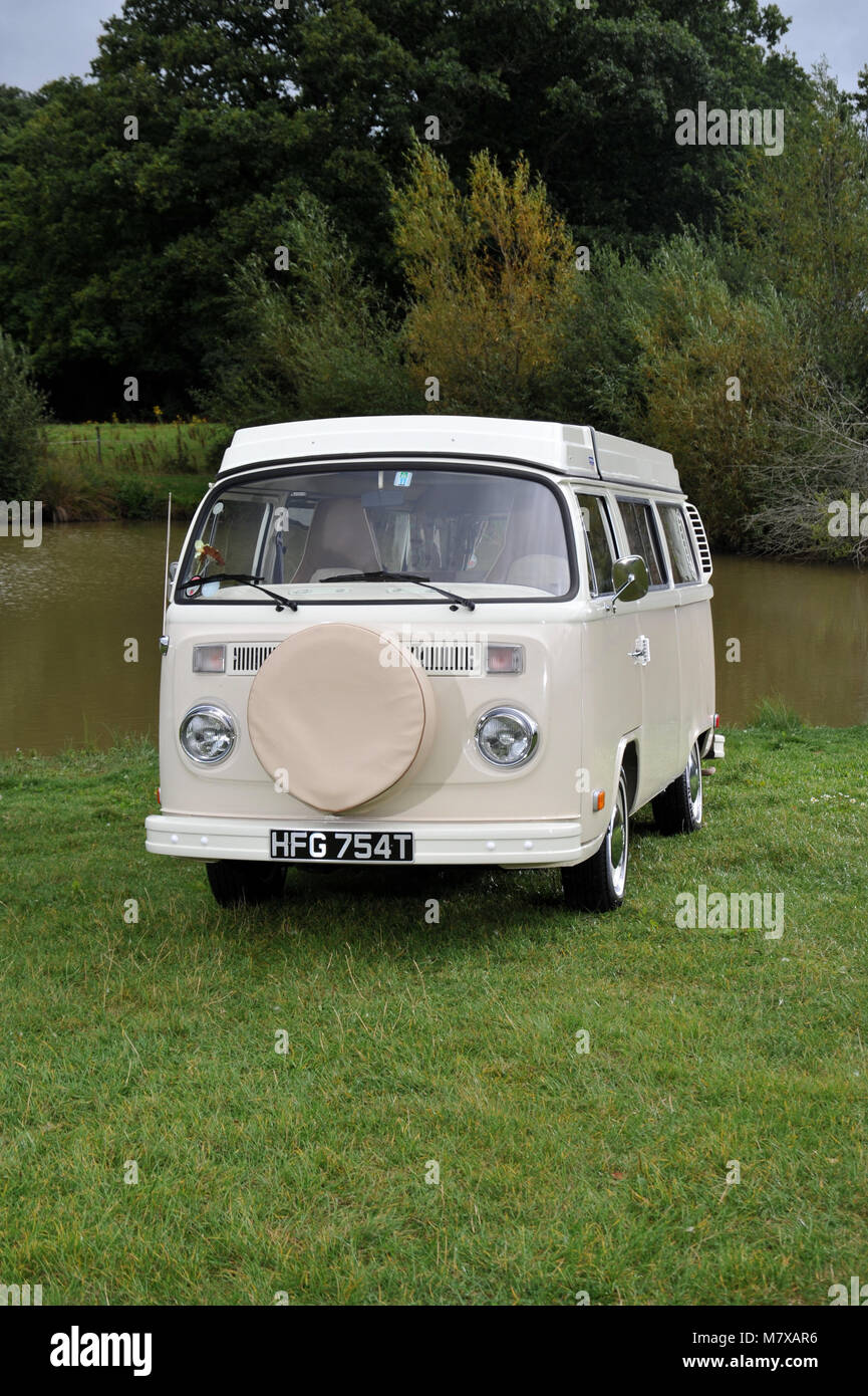 1979 Volkswagen Bay Window camper van with pop up top Stock Photo - Alamy