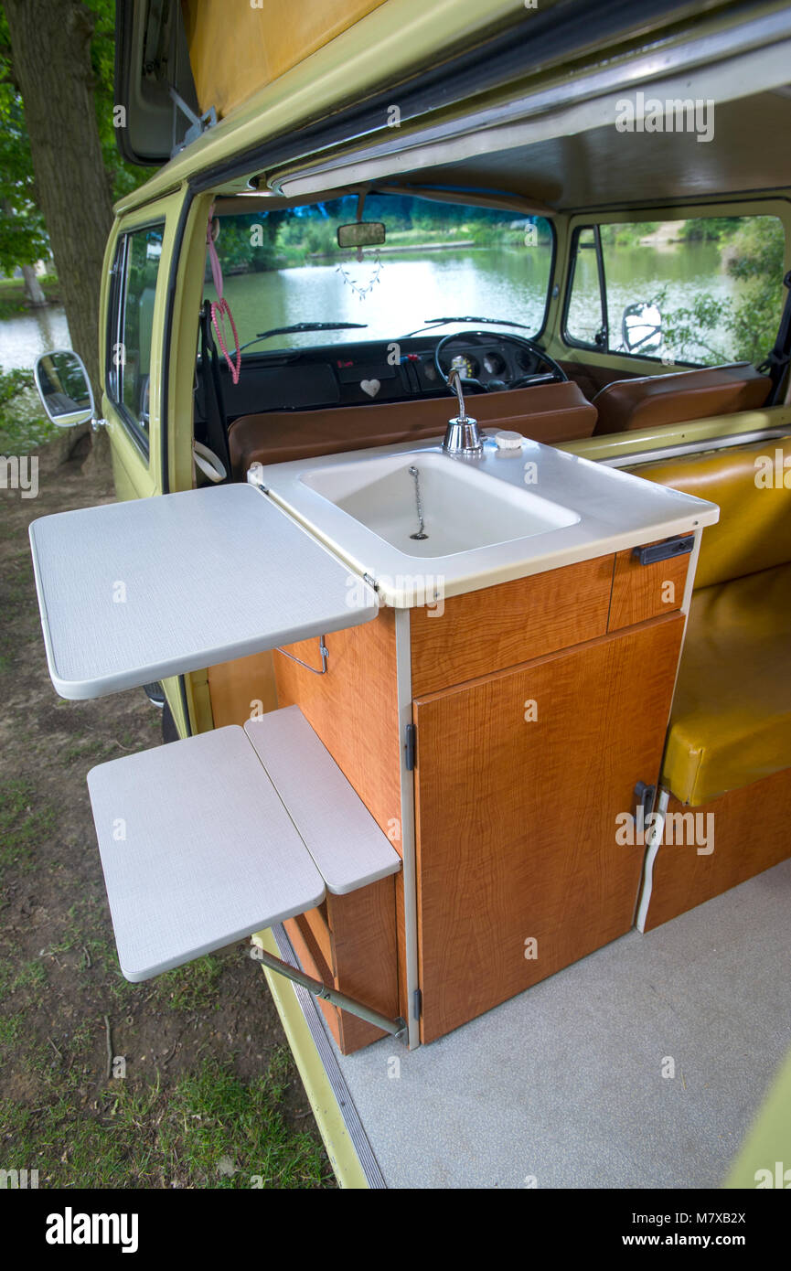 1972 Volkswagen bay window camper with pop-top Stock Photo - Alamy
